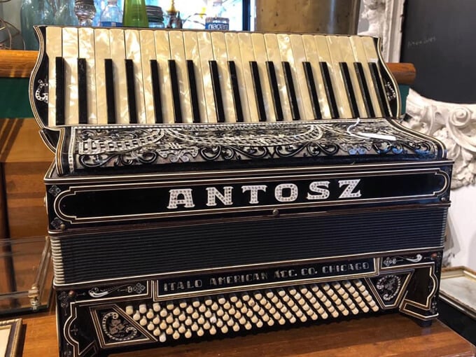 Emerald Grove Antiques and Oddities 4