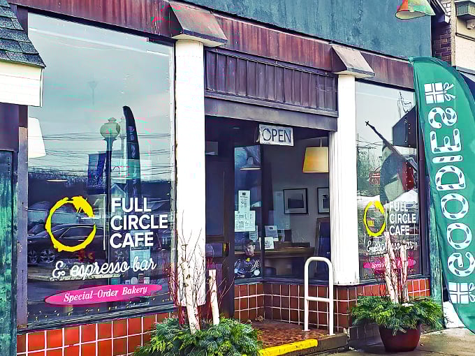Full Circle Caf&eacute; & Espresso Bar 1