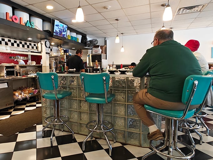 Lola’s Diner 8