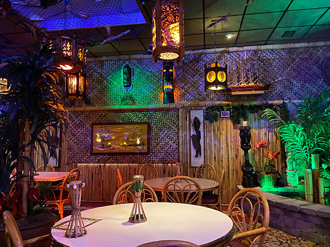 Lola's Pizza & Tiki Bar 2