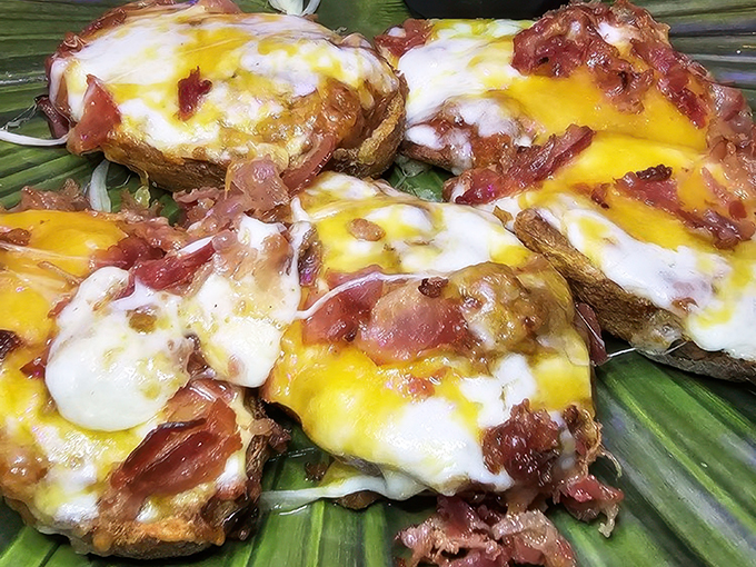 Lola's Pizza & Tiki Bar 7