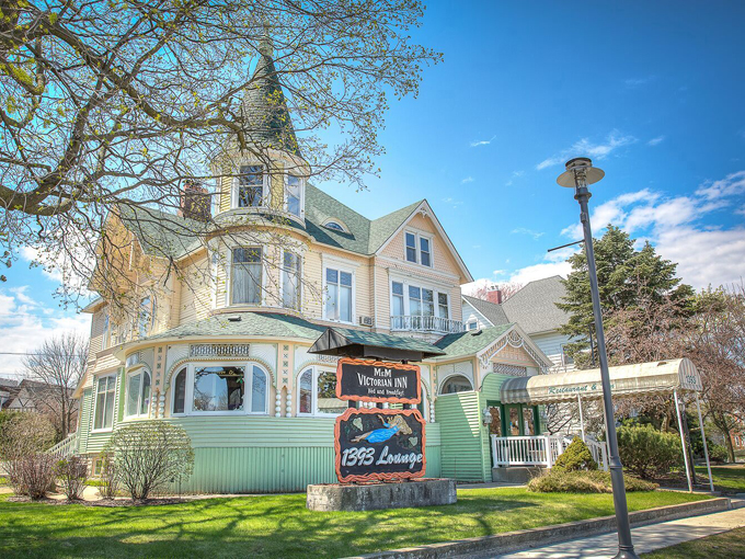 M & M Victorian Inn 1