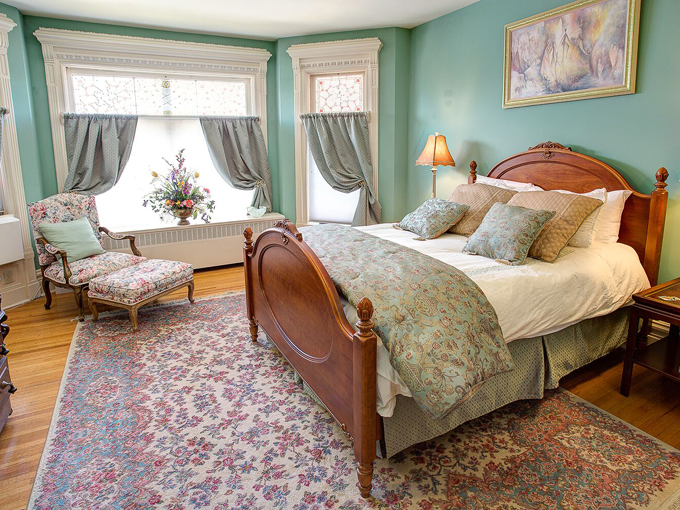 M & M Victorian Inn 3