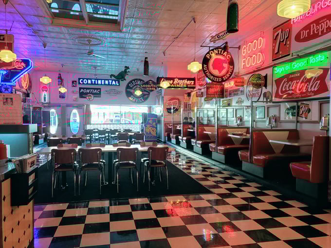 Mom&rsquo;s Diner & Pizzeria 2