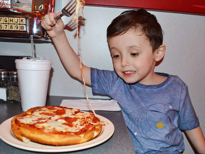 Mom&rsquo;s Diner & Pizzeria 7