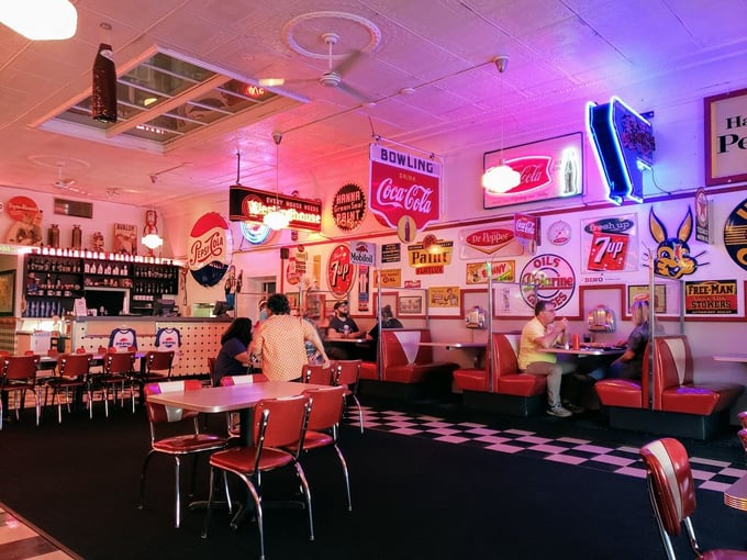 Mom&rsquo;s Diner & Pizzeria 8