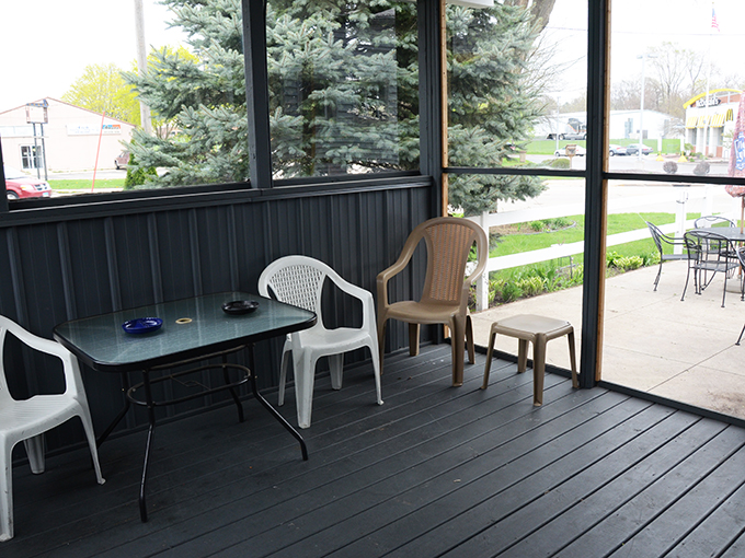 Mouse Tavern & Restaurant 7