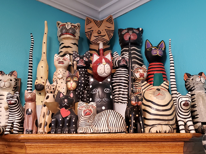 Redner's Rescued Cat Figurine Mewseum 3