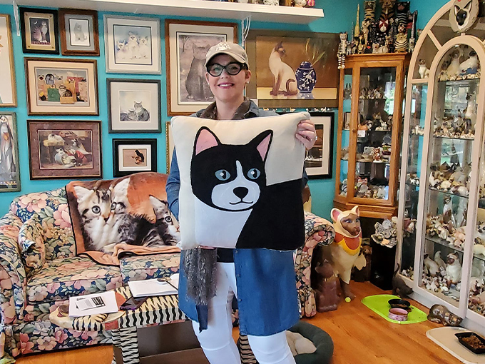 Redner's Rescued Cat Figurine Mewseum 7