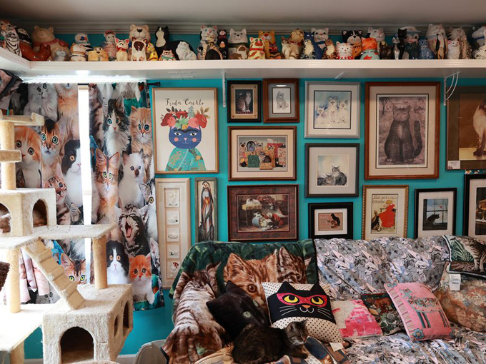 Redner's Rescued Cat Figurine Mewseum 8