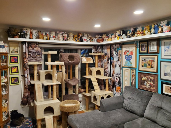 Redner's Rescued Cat Figurine Mewseum 9