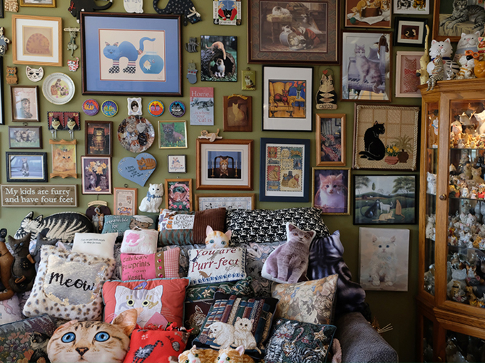 Redner's Rescued Cat Figurine Mewseum 4