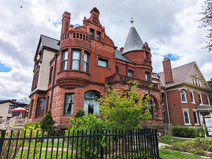 Schuster Mansion Bed & Breakfast 2