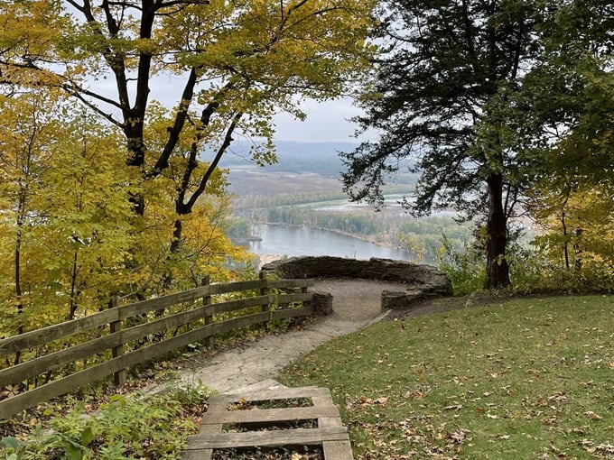 The Bluff Trail in Wyalusing State Park 6