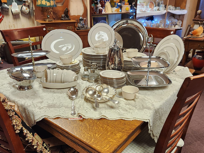 Treasures On Main Resale & Antique Mall 3