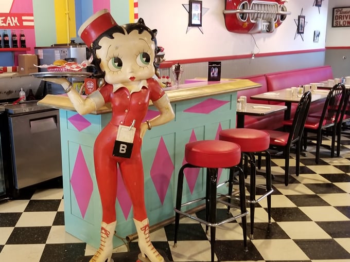 Woody's 50's Diner 8