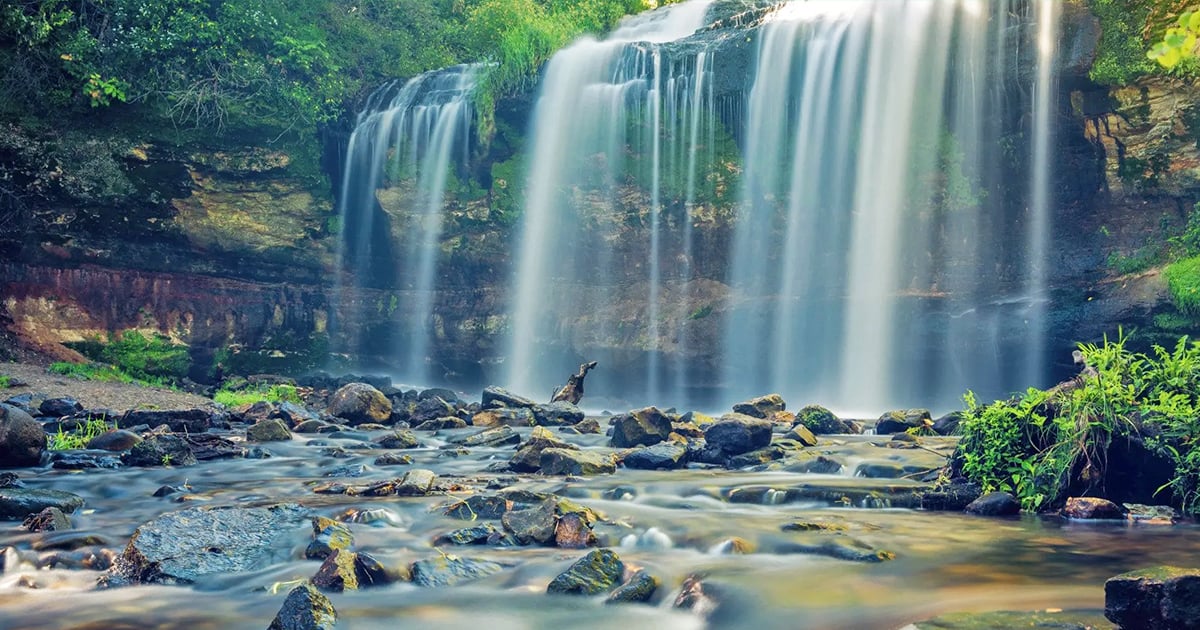 This Spectacular 25-Foot-Tall Waterfall Is One Of The Best-Kept Secrets ...