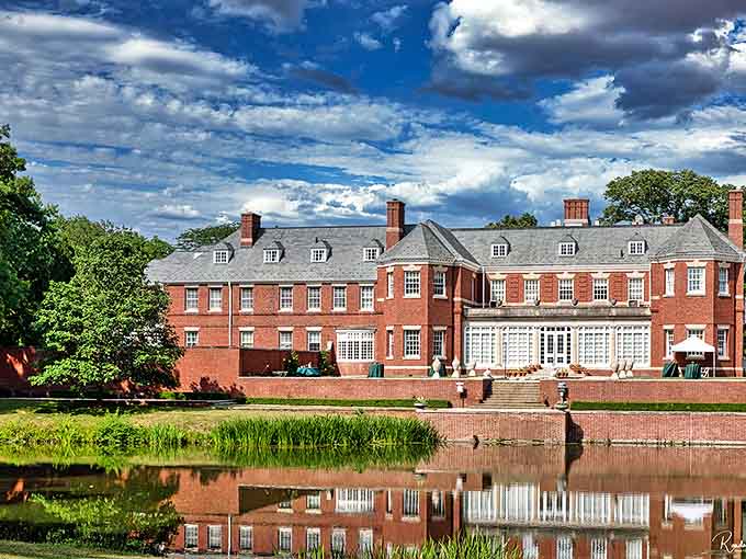 Allerton Mansion stands regally against an Illinois sky, its red brick fa&ccedil;ade reflecting perfectly in the still pond &ndash; architectural narcissism at its finest!