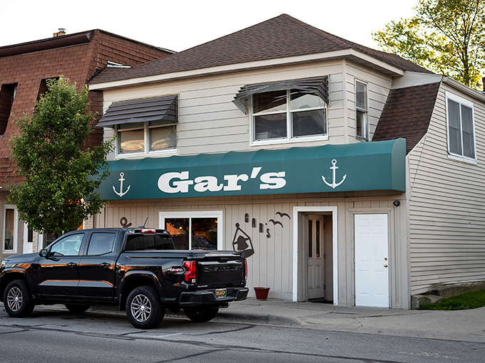Gar's Lounge exterior welcomes hungry travelers with its unassuming charm and teal awning &ndash; a beacon for burger lovers.