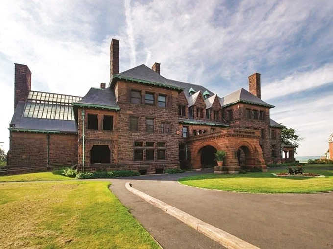 A sandstone colossus that screams "I've got railroad money!" Standing proudly on Summit Avenue like Minnesota's answer to Downton Abbey.