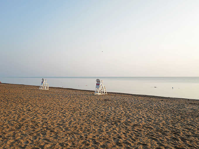 Glencoe Beach: Where Lake Michigan plays dress-up as an ocean, fooling everyone with its endless blue horizon and pristine sandy shores.