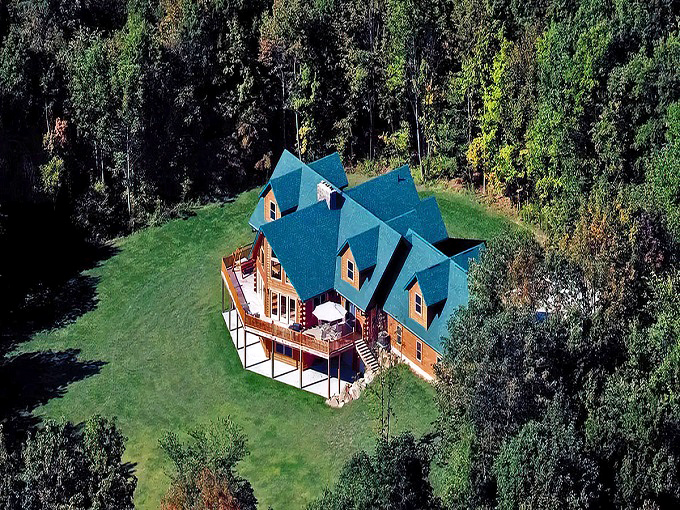 A woodland jewel with a teal crown, Golden Bear Lodge sits majestically among 65 acres of Ohio forest, promising seclusion and luxury in equal measure.
