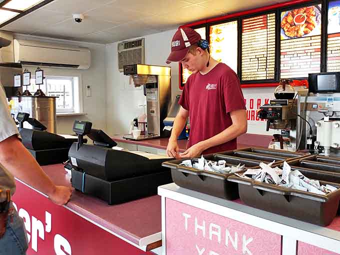 The counter – where magic happens with the efficiency of a Swiss watch factory but the warmth of a family kitchen. Fast food with a human touch.
