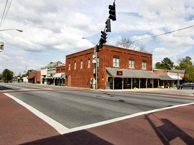 Downtown Havana's intersection captures the essence of small-town America – where every crossroad potentially leads to discovery.