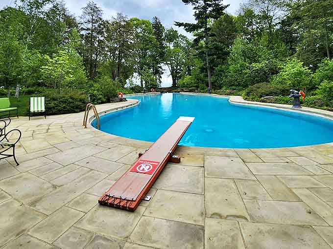 Hollywood glamour meets Midwest charm at this azure swimming pool – just add vintage bathing suits and cocktails!