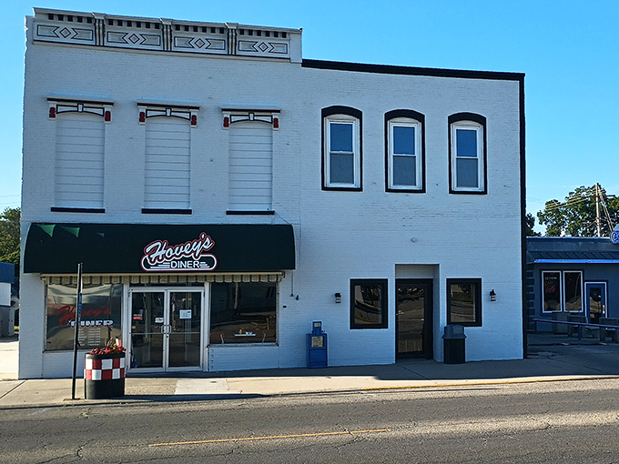 Hovey's Diner serves up comfort food that makes your diet cry and your taste buds sing hallelujah &ndash; calories don't count in small towns.
