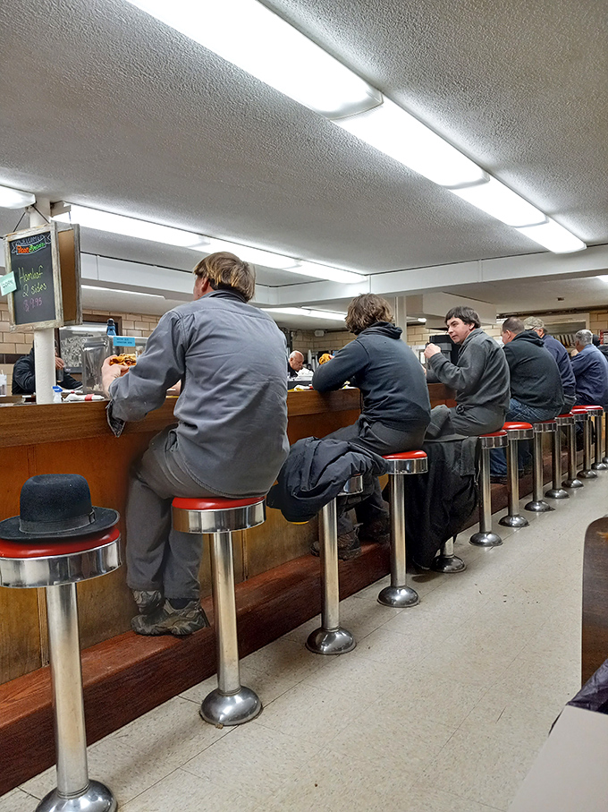 The counter seating offers front-row tickets to the best show in town &ndash; skilled cooks orchestrating a ballet of comfort food preparation.