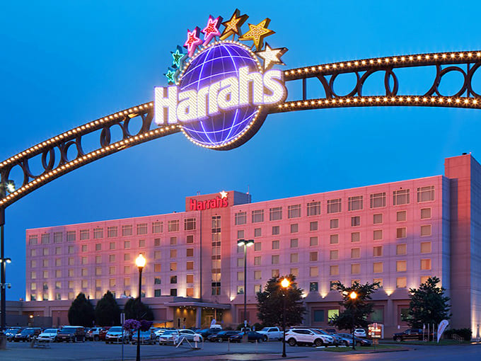 Harrah's Metropolis lights up the riverfront skyline, adding a touch of Vegas glamour to this otherwise quaint Illinois town.