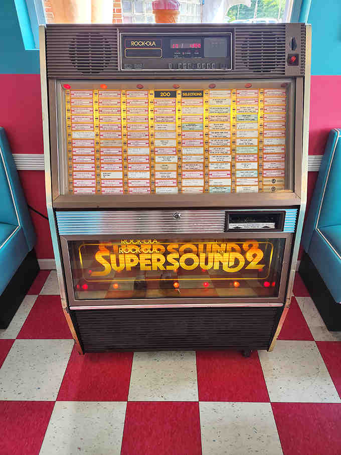 A genuine Rockola jukebox stands ready to provide the soundtrack to your meal – 200 selections of classic hits that perfectly complement the retro atmosphere.