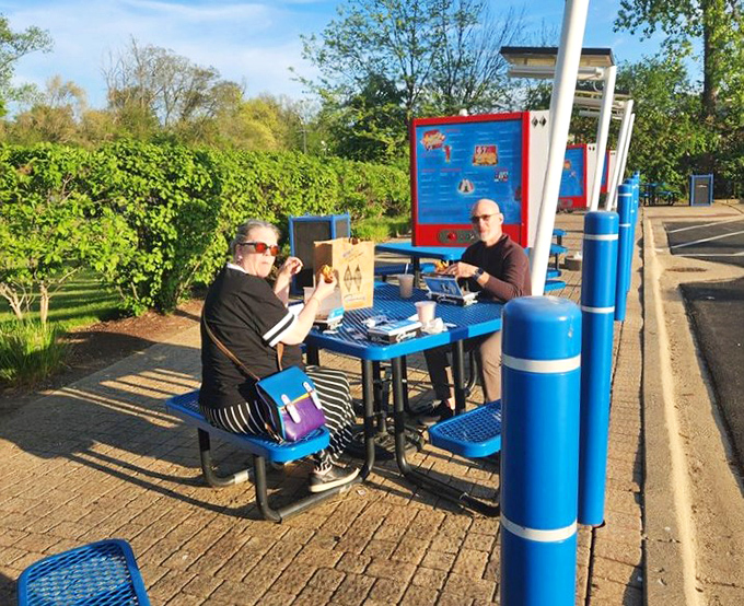 Al fresco dining, Superdawg style – where picnic tables and fresh air enhance the classic drive-in experience.