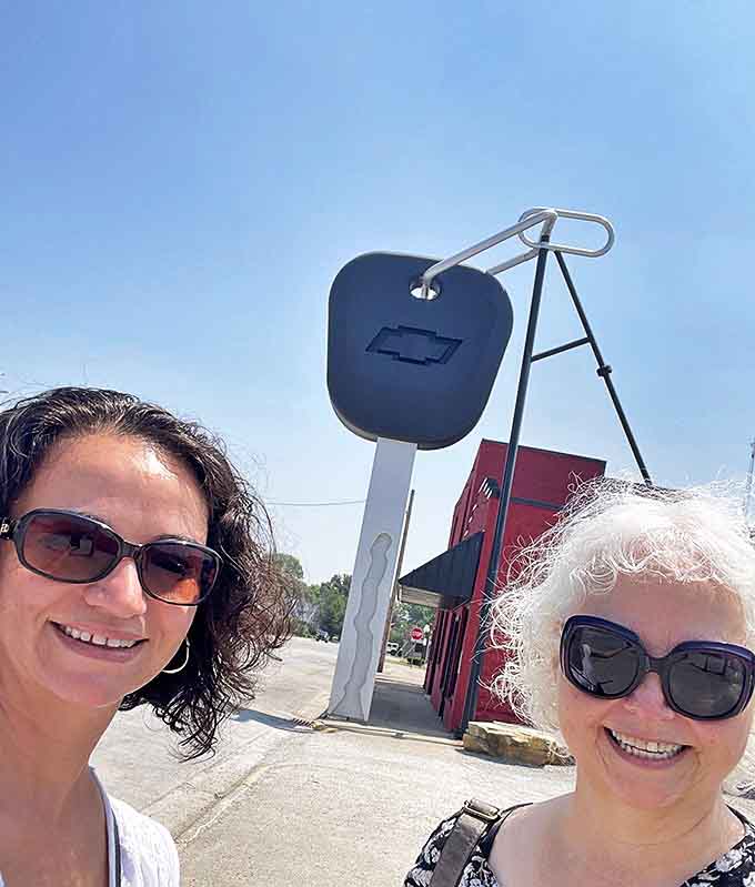 Creating memories that will last a lifetime &ndash; two friends capture their encounter with Casey's famous oversized attraction.