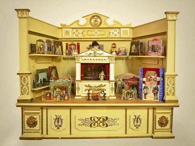 This elaborate tree house display showcases autumn in miniature. Fall foliage never looked so magical when scaled down to fairy proportions!