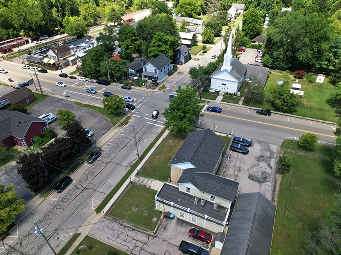 An aerial view reveals Peninsula's perfect positioning – a small town embraced by nature's green arms on all sides.