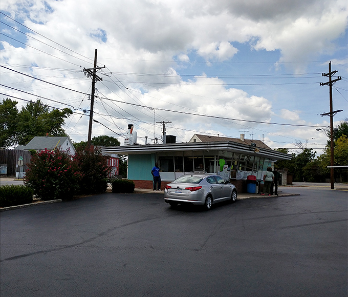 The view from across the street reveals Fast Eddie's in all its glory – a neighborhood landmark that's been drawing crowds for generations.