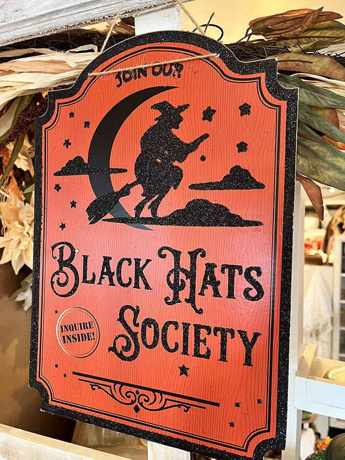 This Halloween coffin welcome sign brings spooky season charm with a touch of humor, perfect for anyone who believes holiday decorating should be fun rather than frightening.