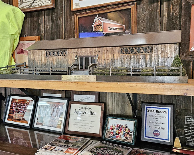 Even the model of the bridge reminds you: you're eating inside a slice of American history. Pizza with a side of heritage preservation.