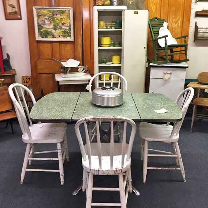 This mint-green table set is serving serious retro diner vibes, minus the questionable meatloaf.