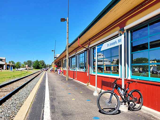 Trains still roll past as diners enjoy their meals, adding an element of theater to the experience that few restaurants can match.