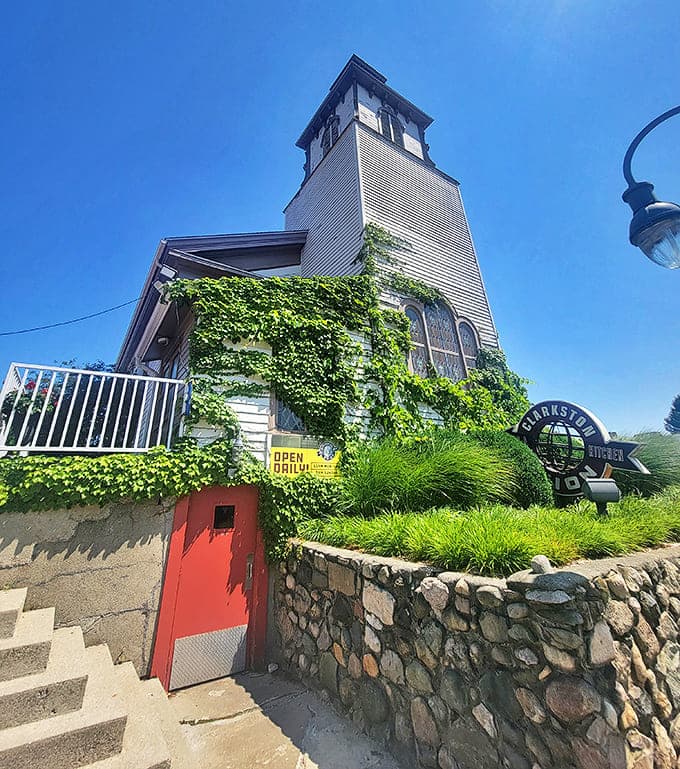 Ivy climbs the historic white clapboard exterior, where a bright red door welcomes hungry pilgrims to this temple of comfort food.
