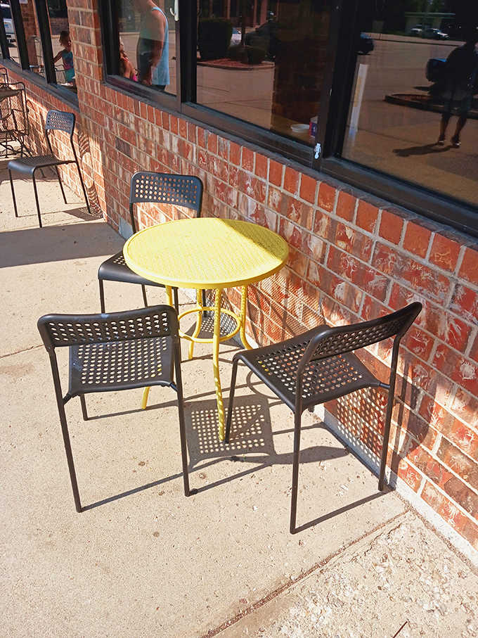 Even the outdoor seating gets in on the action, because sometimes you need fresh air with your fresh donuts, especially on those perfect Illinois spring mornings.