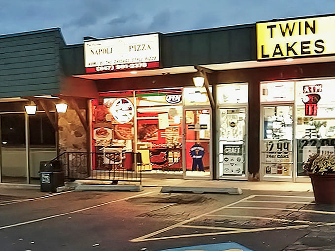 Evening glow makes this corner spot look even more inviting, like a beacon calling all pizza lovers home.