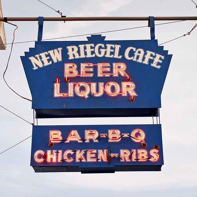 That vintage neon sign has been beckoning hungry travelers for decades, promising beer, liquor, barbecue, and those legendary ribs.