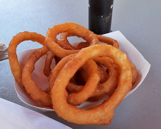 Onion rings with the perfect crunch-to-tenderness ratio – these golden halos deserve their own theme song.
