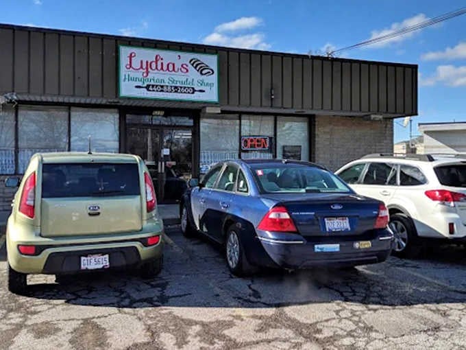 The humble exterior hides culinary treasures within – proving once again that you should never judge a bakery by its storefront.