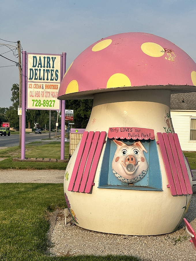 Pig Statue: "Porky LOVES our Pulled Pork!" declares this charming pig-shaped building &ndash; architectural whimsy that puts ordinary ice cream stands to shame.