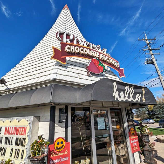 The crowning glory &ndash; that distinctive pyramid roof and signature sign that's been triggering Pavlovian responses in Midwesterners for decades. Resistance is futile.